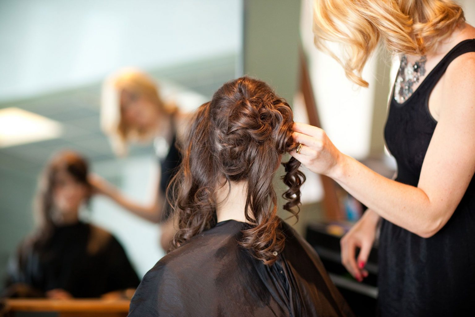 Cómo hacer bucles con buclera: los mejores tips - Bidcom News