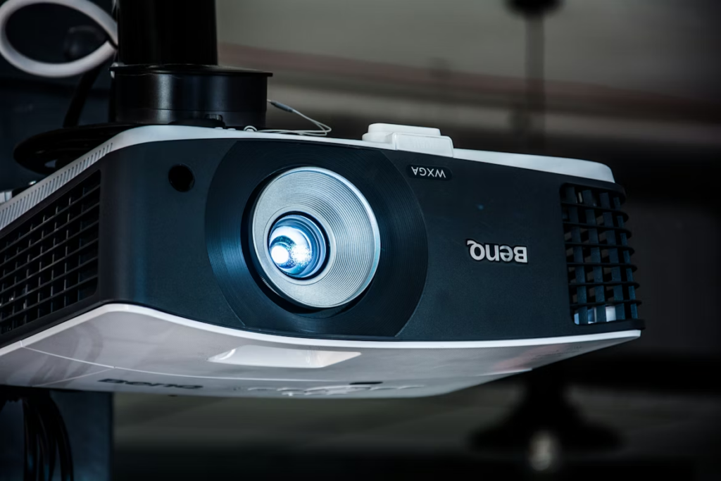 Proyector para usar de día: lúmenes reales y qué modelos rinden ...